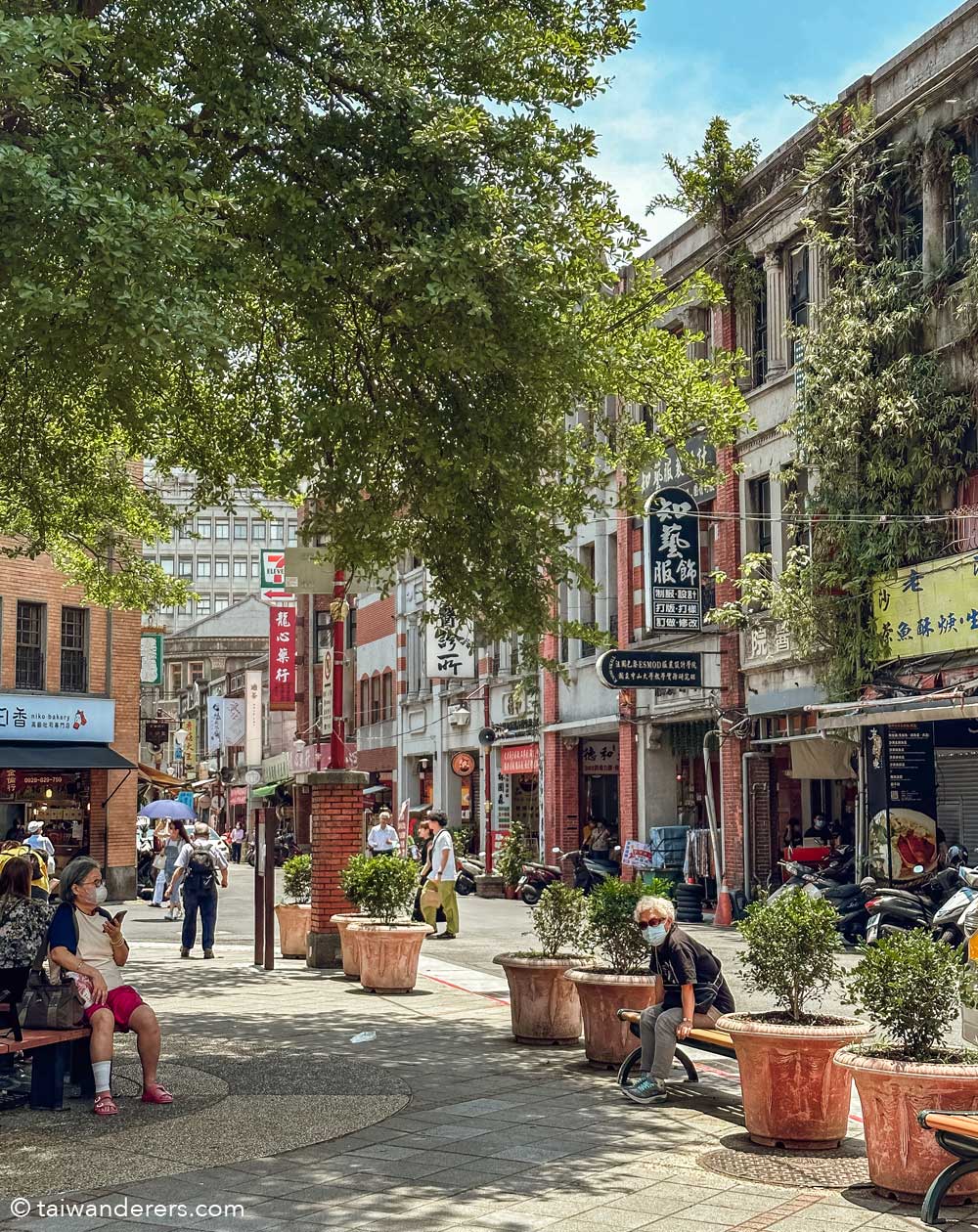 Dihua Street in Dadaocheng, Taipei Guide + Photos - Taiwanderers